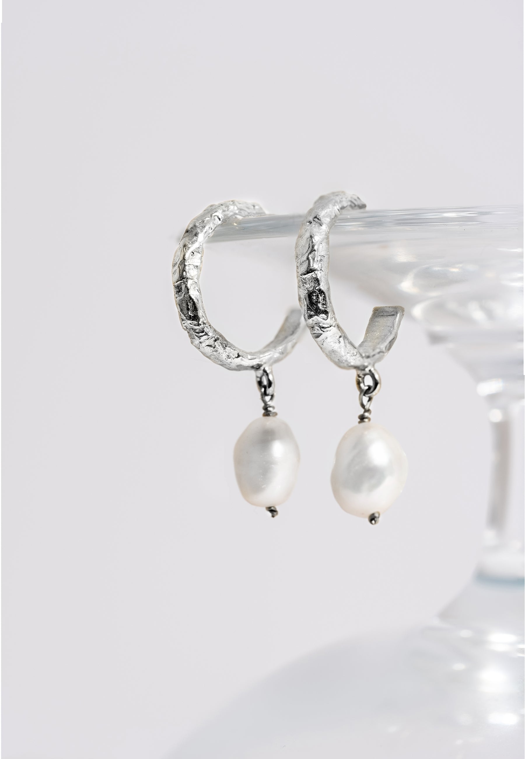Aros con colgantes de perlas de agua dulce Sadie Plata | LAVANI Jewels
